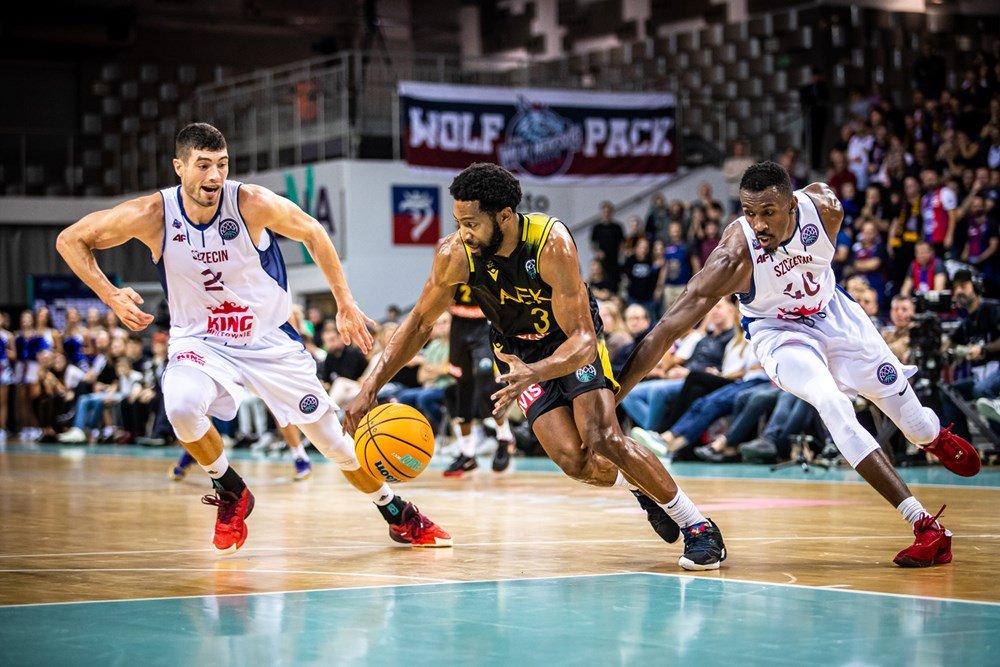 Αγκαλιά με την πρώτη θέση η Βασίλισσα μετά από το νέο μεγάλο διπλό ...