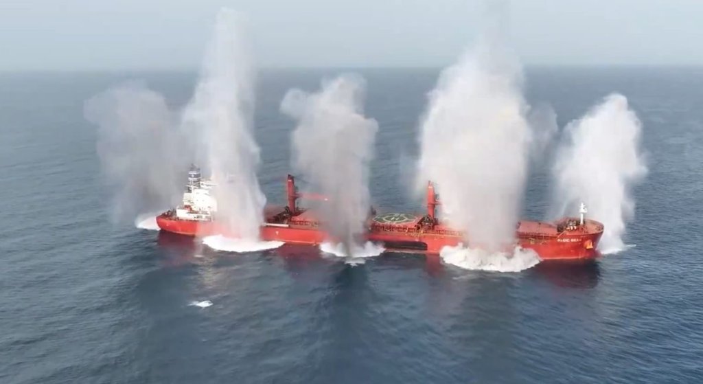 Η στιγμή που οι Χούθι επιτίθενται στο ελληνόκτητο πλοίο Magic Seas ...